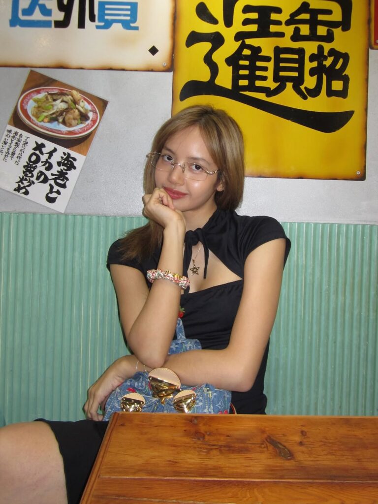 Lisa晒游客照大秀蚂蚁腰！其中一套「胸前大挖空」300万粉丝狂按赞！她素颜长这样！ – TTN 谈谈网